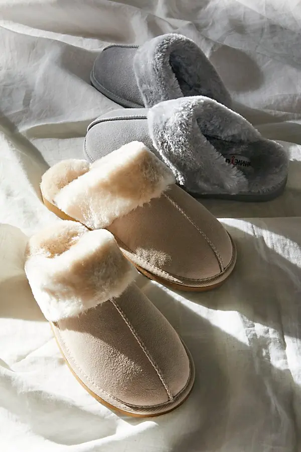 Minnetonka Chesney Suede Slippers - Stone