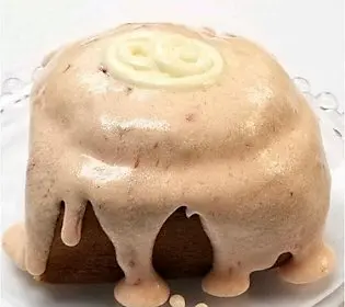 CINNAMOM BAKERY Jumbo 12 Oz. Strawberries Cream Rolls
