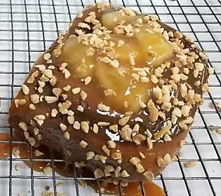 CINNAMOM BAKERY Individual 6-oz Caramel Ap Le/peanut Roll
