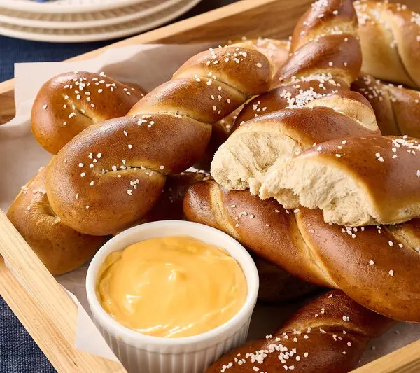 THE PRETZEL COMPANY The Pretzel Co. 4.5oz Hand Twisted Pretzel Braids With Dip