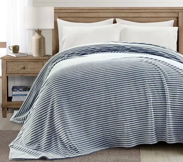 LUSH DECOR Ultra Soft Ribbed Bedspread/blanket Ing/cal King