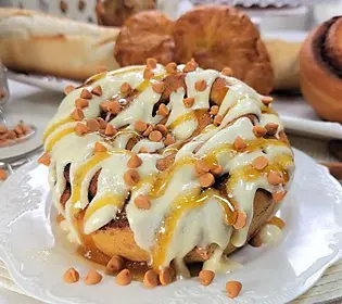CINNAMOM BAKERY 6-pack Butterscotch Jumbo Cinna Mon Rolls