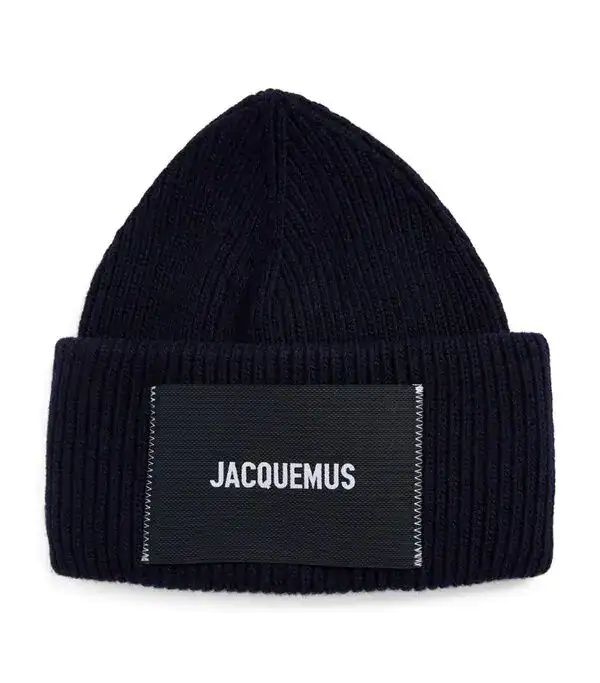 JACQUEMUS ロゴ　ビーニー Jacquemus Ribbed Logo Beanie In Navy - 50% Off | Editorialist