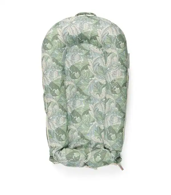 Dockatot X William Morris Printed Deluxe+ Dock - Green | Editorialist