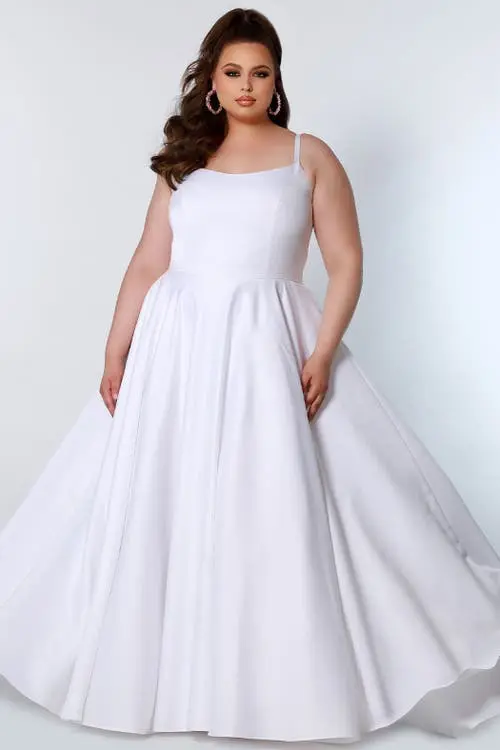 SYDNEY'S CLOSET Scoop Neck A-line Gown - White