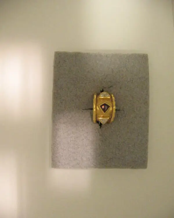 TWENTY TWO CARATS 22k Yellow Gold Ruby Ring