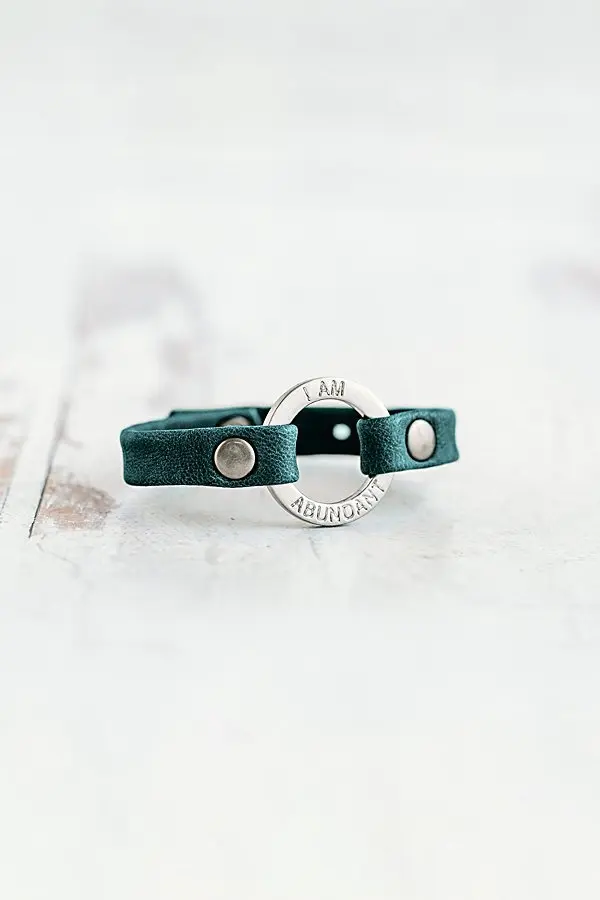 GIVING BRACELETS I Am Abundant Mantra Bracelet - Blue Spruce