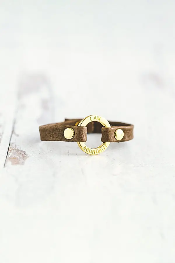 GIVING BRACELETS Gold I Am Abundant Mantra Bracelet - Light Grey