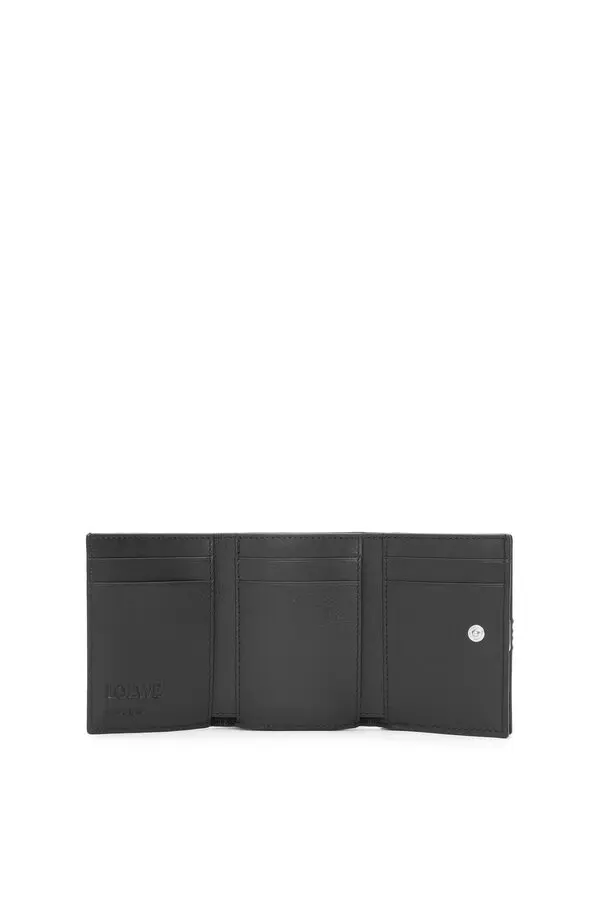 Loewe Luxury Anagram Trifold Wallet In Pebble Grain Calfskin - Black ...