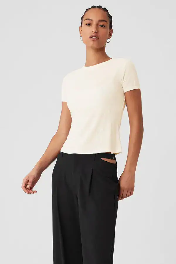 alo rib Sea Coast Tシャツ アイボリー Alo Yoga Ribbed Sea Coast T-Shirt In White, Size - Ivory
