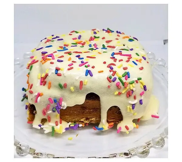 CINNAMOM BAKERY Individual Birthday Cake C Innamon Rolls