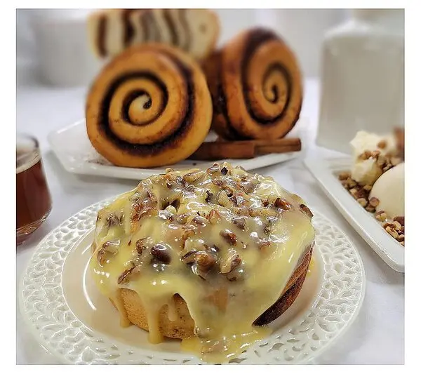 CINNAMOM BAKERY Individual Butter Pecan Ci Nnamon Rolls