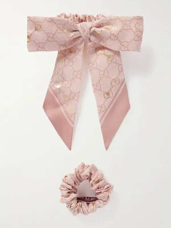GUCCI ヘアリボン ピンク Gucci Gg Printed Metallic Silk Hair Tie And Scrunchie Set - Pink