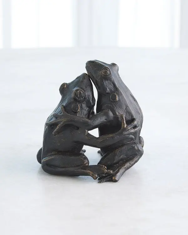 GLOBAL VIEWS Kissing Frog Sculpture