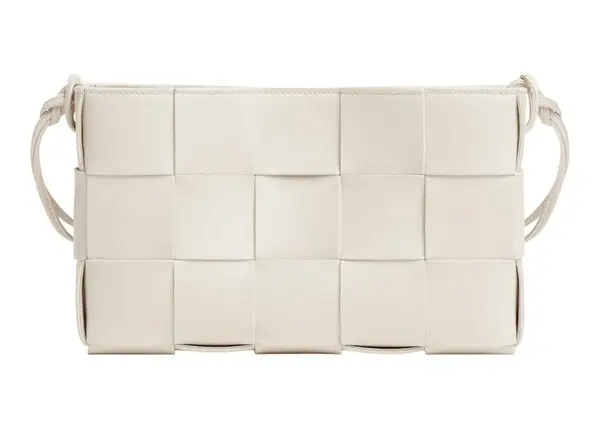Bottega Veneta Cassette Pouch On Strap Intreccio - Chalk