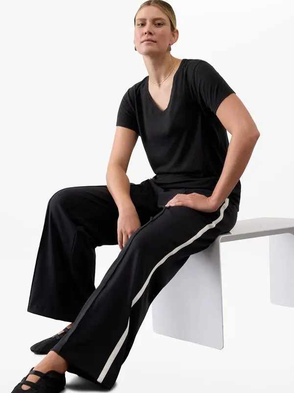 Athleta Getaway Linen Blend V-neck Tee - Black