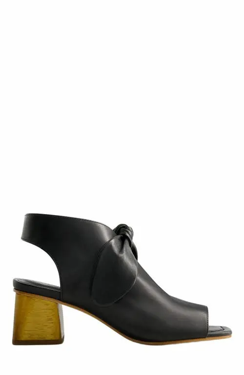 Bernardo Lizzie Sandal - Black