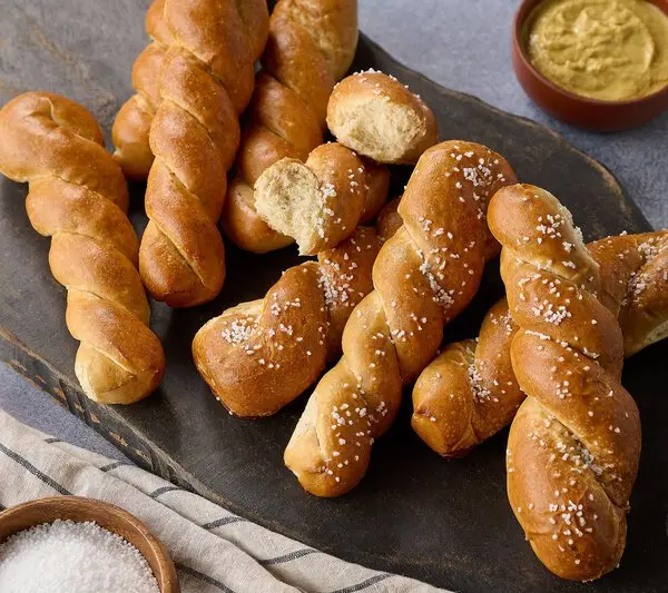 THE PRETZEL COMPANY The Pretzel Co. 4.5oz Hand Twisted Soft Pretzel Braids