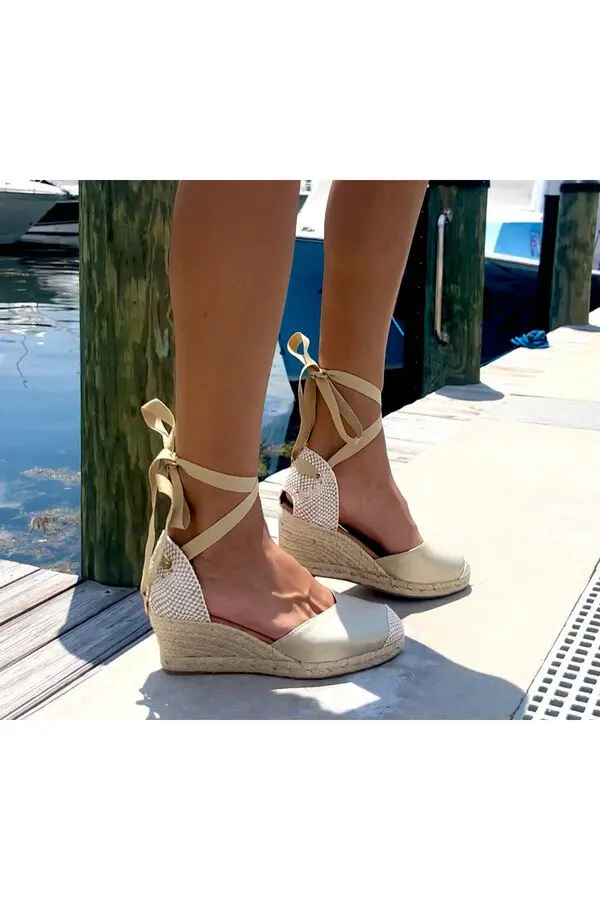 MENINA STEP Jimena Medium Laces Wedges - Gold