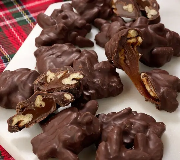 MASCOT PECAN SHELLING CO. Sh12/8 Mascot 1lb Chocolate Pecan Clusters In Holiday Box
