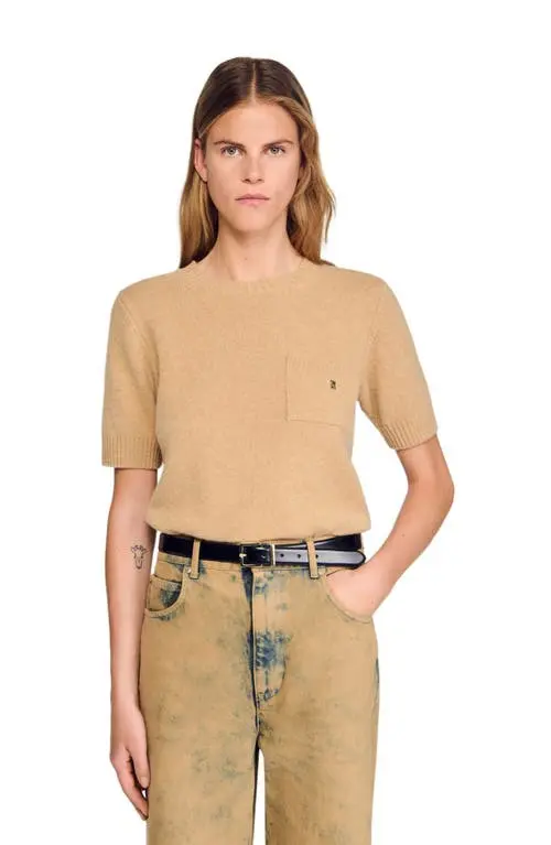 Sandro Fine Knit Short-sleeve Sweater With Pocket Detail - Camel