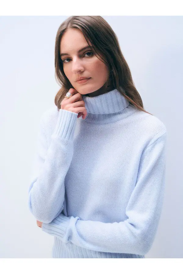 WHITE & WARREN Cashmere Featherweight Turtleneck