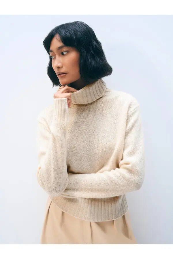WHITE & WARREN Cashmere Featherweight Turtleneck