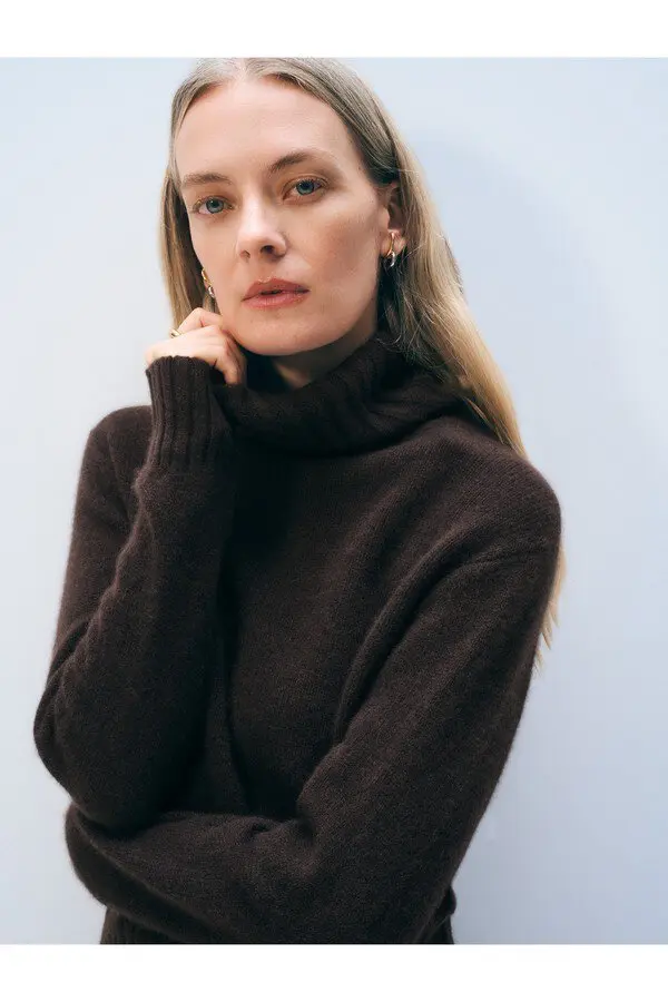 WHITE & WARREN Cashmere Featherweight Turtleneck