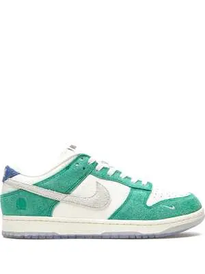 Nike X Kasina Dunk Low Road Sign Sneakers