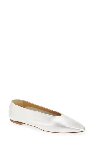 AeydĒ Almond Toe Flat