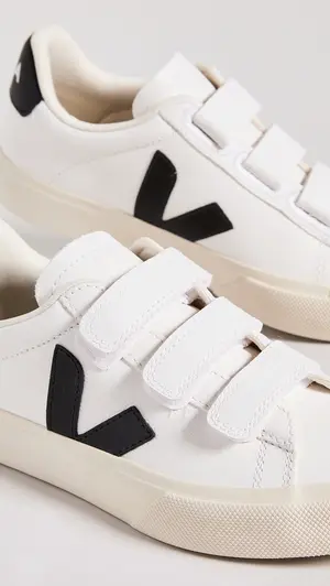 VEJA Recife Logo Sneakers - Extra White/black