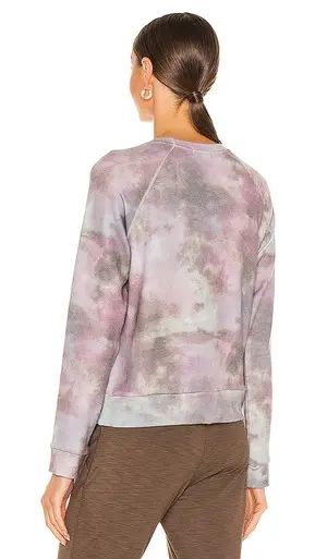 Beyond Yoga Printed Favorite Raglan Crew Pullover In Lavender