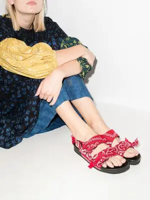 ARIZONA LOVE Bandana-print Flat Sandals