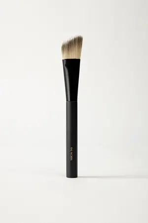 RAE MORRIS Jishaku 24 Vegan Foundation Contour Brush