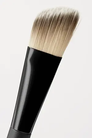 RAE MORRIS Jishaku 24 Vegan Foundation Contour Brush