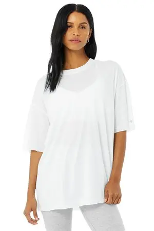 alo Yoga Tシャツ トップス カットソー 白 ホワイト Alo Yoga トップス アロー クロップド カットソー 半袖 ロゴ (ALO Yoga