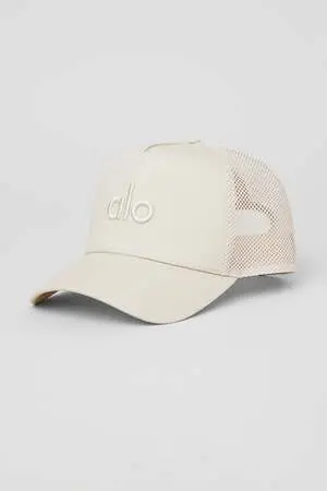 Alo Yoga District Trucker Cap - Bone