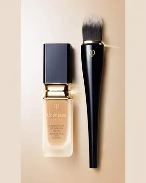CLE DE PEAU BEAUTE Light Coverage Foundation Brush