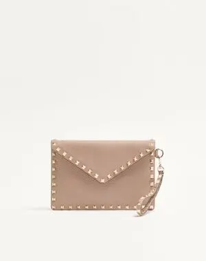 Valentino Garavani Rockstud Grainy Calfskin Pouch - Poudre
