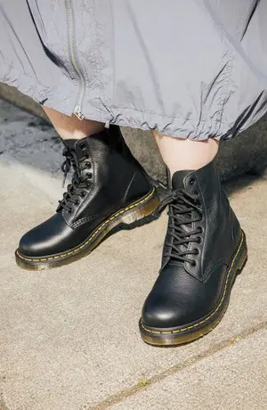 Dr. Martens 1460 Pascal Boots
