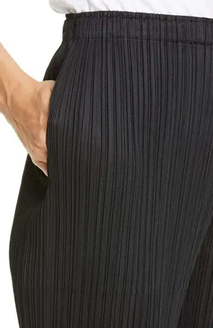 Issey Miyake Pleated Ankle Pants - Black