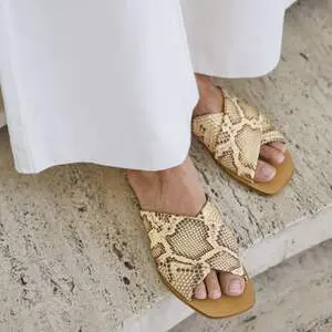 Everlane Day Crossover Sandal Light Yellow / Brown