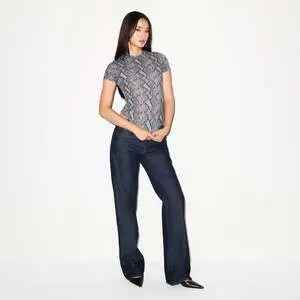 SKIMS Fits Everybody T-shirt - Shadow Snake Print