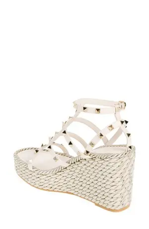 Valentino Garavani Rockstud Torchon Wedge Sandal - Light Ivory