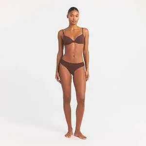 SKIMS T Shirt Bra | Medium Neutral | | Fits Everybody - Cocoa