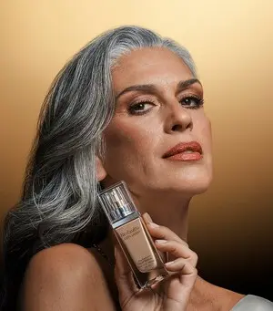Estée Lauder Re-nutriv Ultra Radiance Liquid Foundation - Neutral