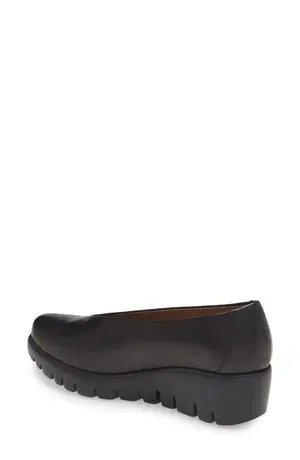 WONDERS Lightweight Wedge Pump - Black Smooth Leather