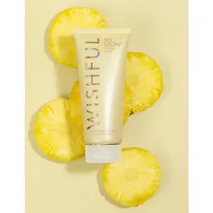 HUDA BEAUTY Wishful Yo Glow Enzyme Scrub