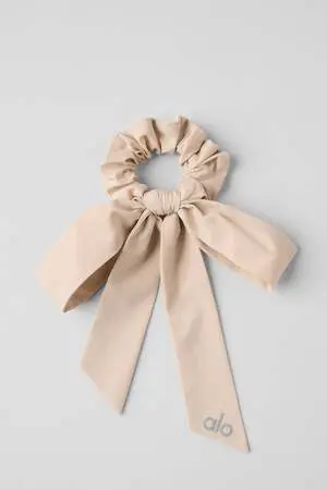 Alo Yoga Love Knots Tie Scrunchie Macadamia