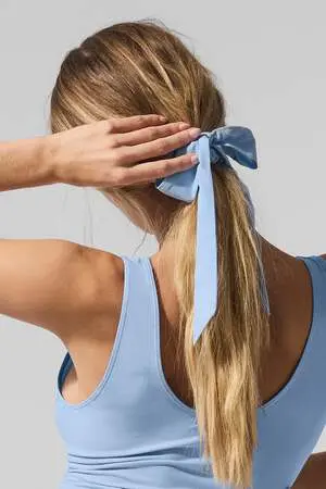 Alo Yoga Love Knots Tie Scrunchie Seashell Blue